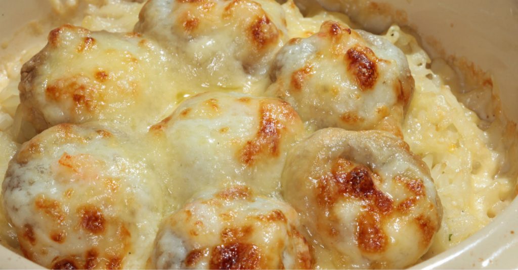 Фрикадельки с соусом Бешамель. Что может быть лучше к спагетти?